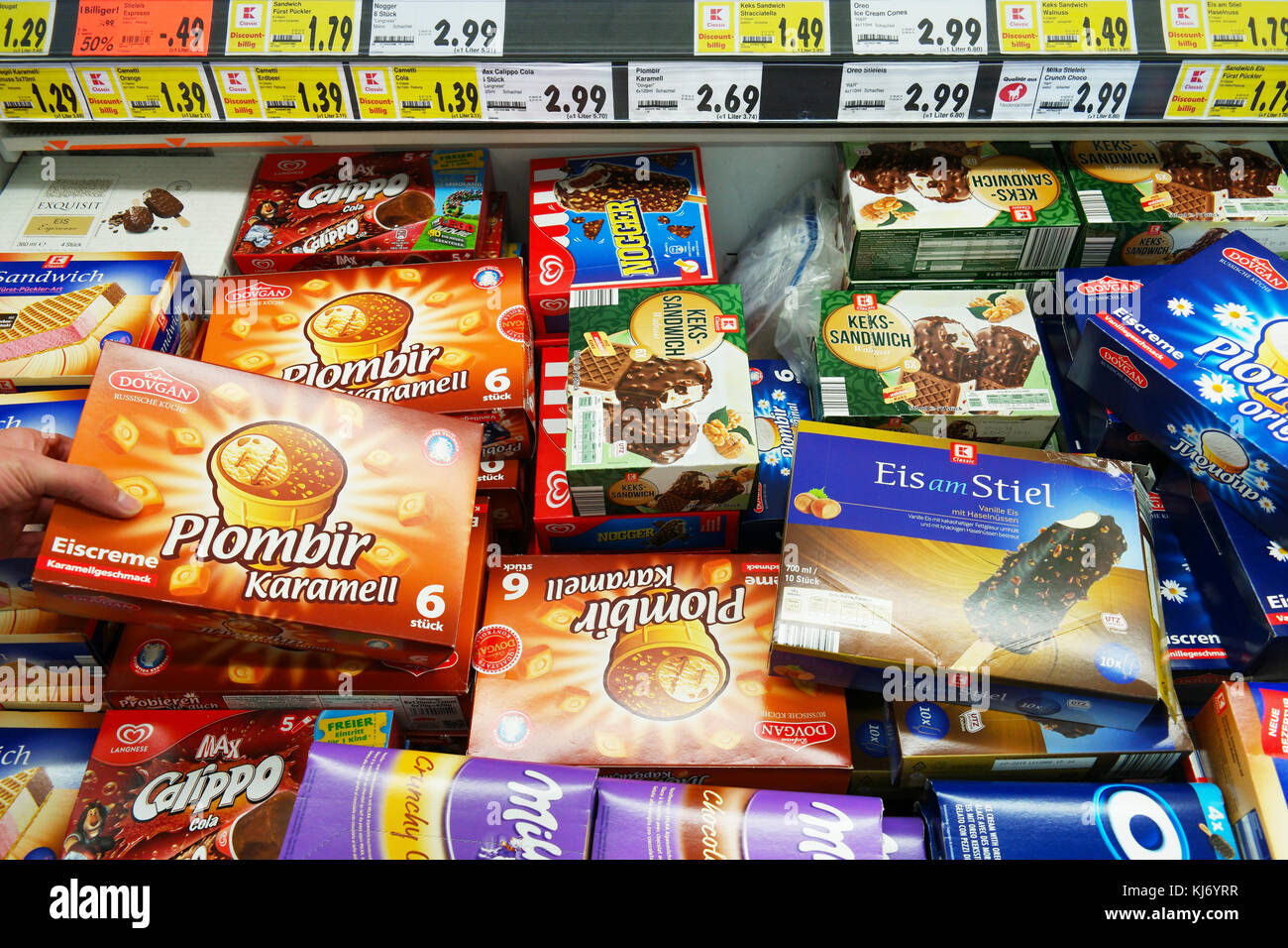 Ice pop Packungen in einem Gefrierschrank, einem kaufland Supermarkt ...