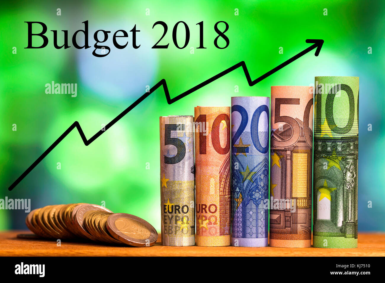 Fünf, zehn, zwanzig, fünfzig und hundert Euro gerollte Banknoten ...