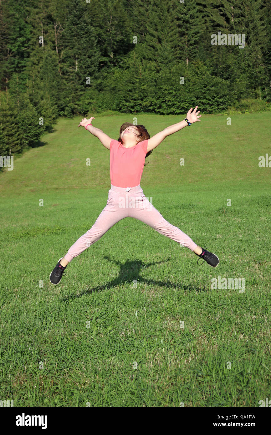 Kind hochsprung -Fotos und -Bildmaterial in hoher Auflösung – Alamy