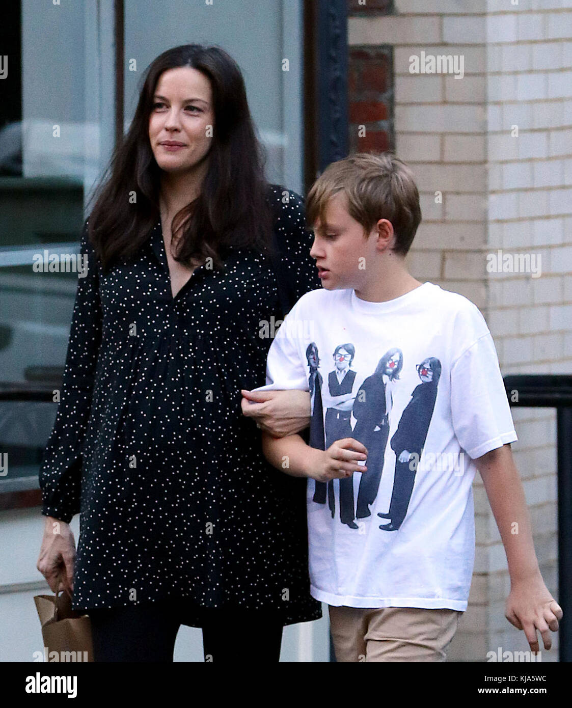 Liv tyler with son milo -Fotos und -Bildmaterial in hoher Auflösung – Alamy