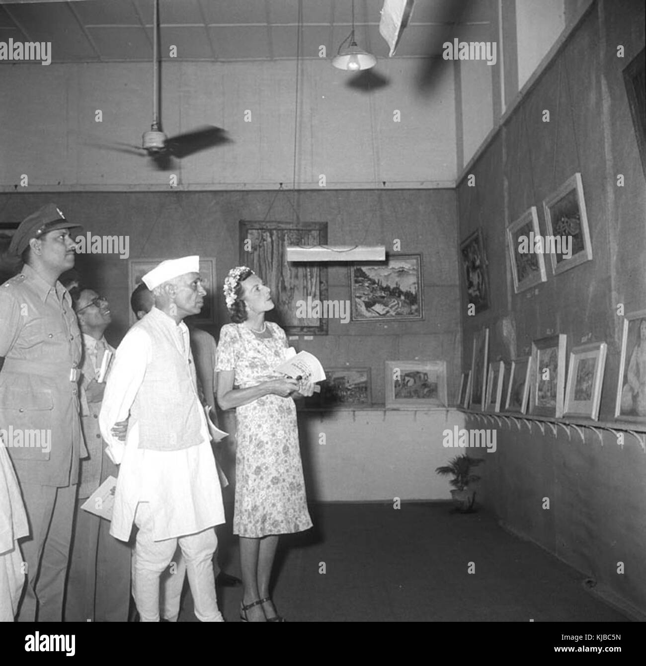 Jawaharlal Nehru und Gräfin Mountbatten an der All India Bildende Kunst ...