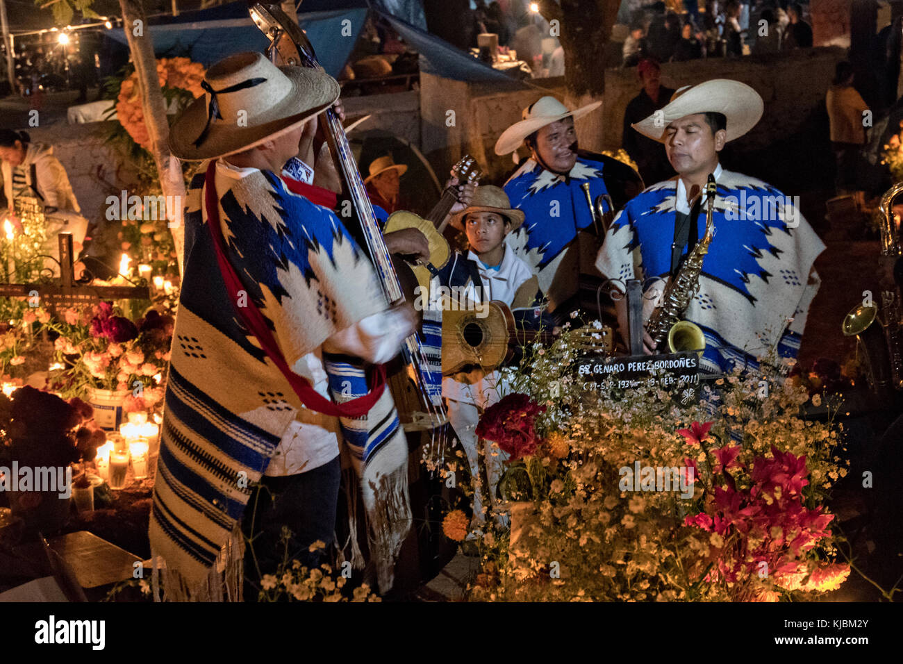 Eine mexikanische Band spielt auf dem Friedhof von Tzintzuntzan während ...