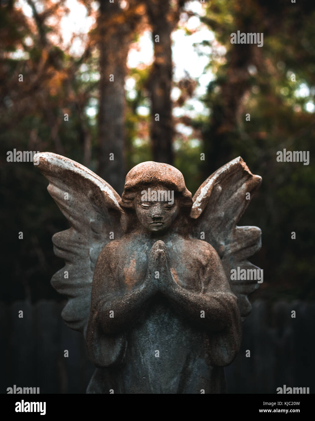 Broken statue angel -Fotos und -Bildmaterial in hoher Auflösung – Alamy
