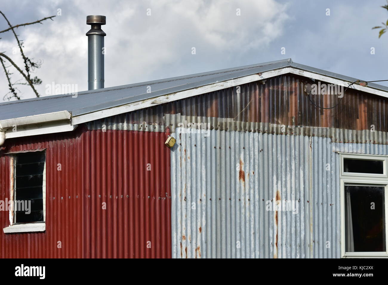 Dach aus wellblech -Fotos und -Bildmaterial in hoher Auflösung – Alamy