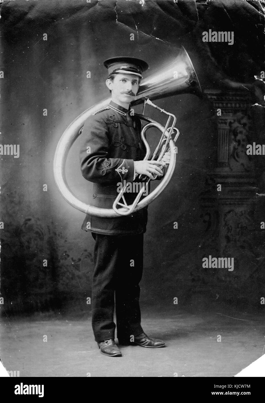 Helikon bass -Fotos und -Bildmaterial in hoher Auflösung – Alamy