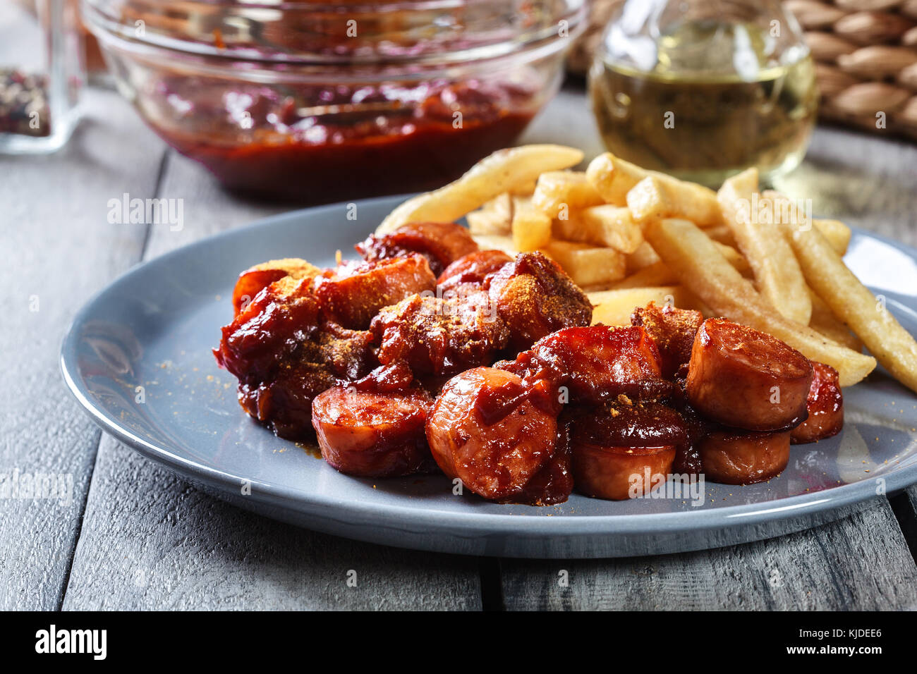 Traditionelle deutsche Currywurst - Stücke Wurst mit Curry-Sauce und ...