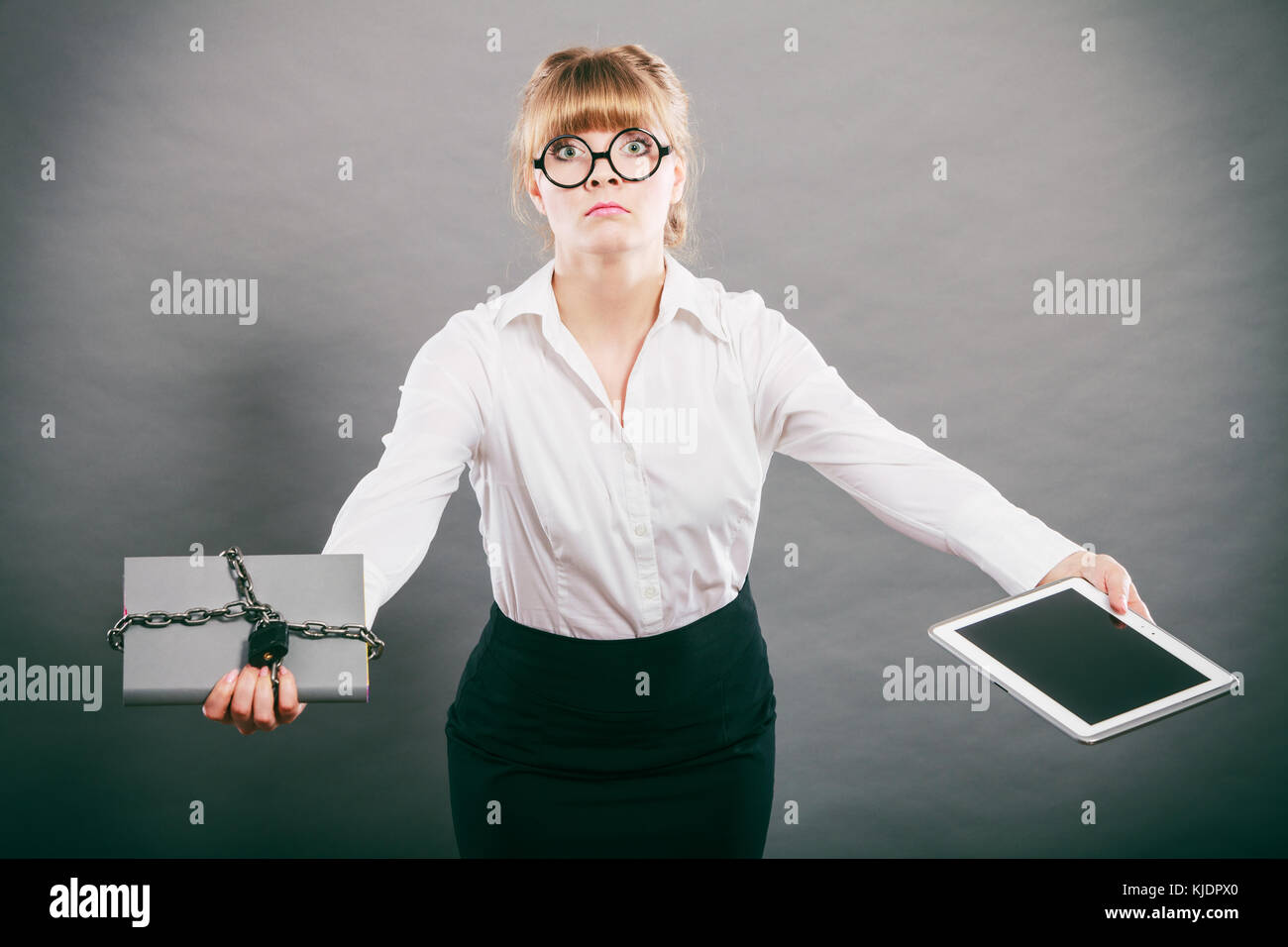 Geschäftsfrau holding Dokument und Tablet. Wahl zwischen digitalen und ...