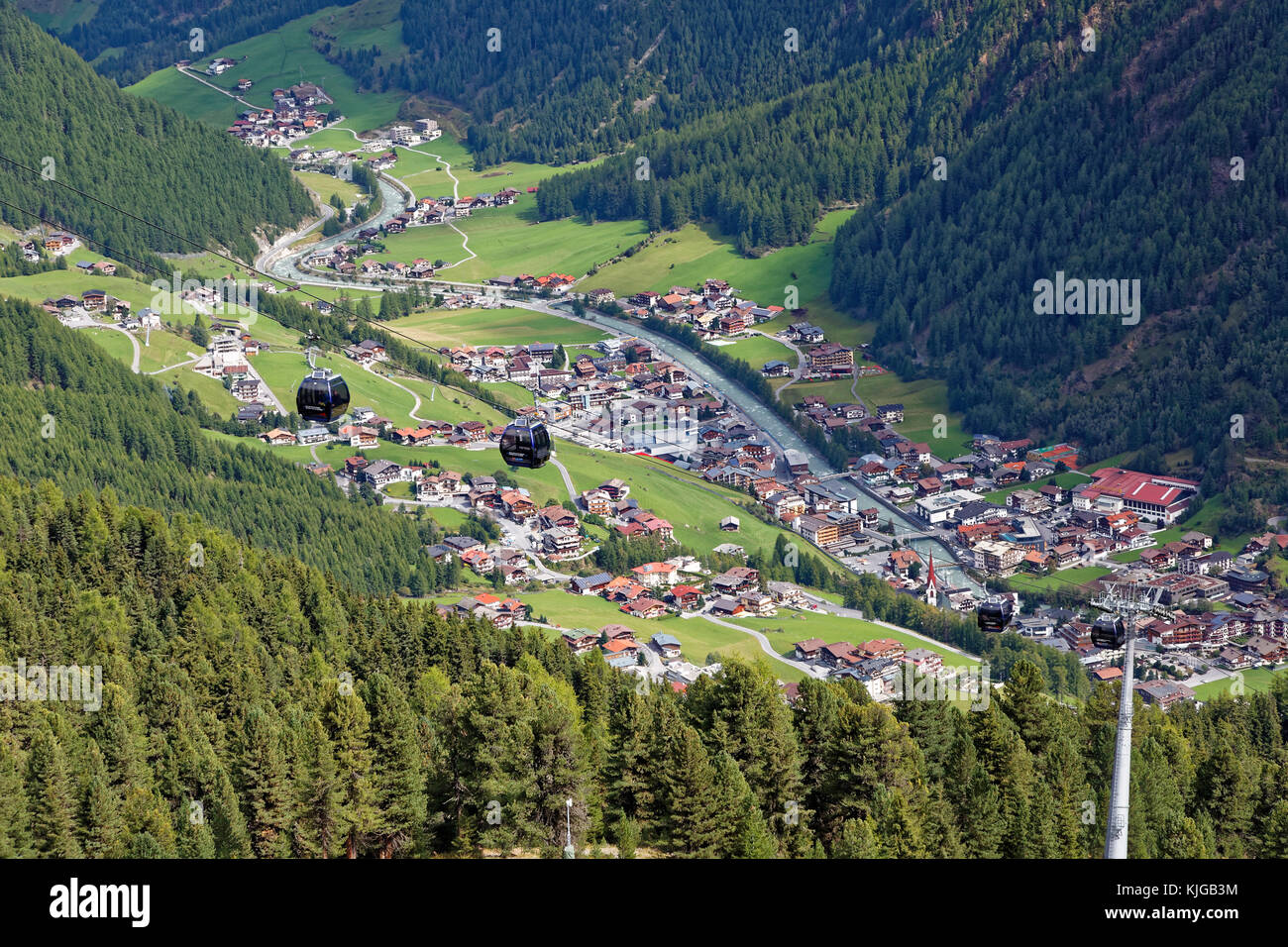 Österreich, Tirol, Ötztal, Blick auf Sölden und Gaislachkogelbahn ...