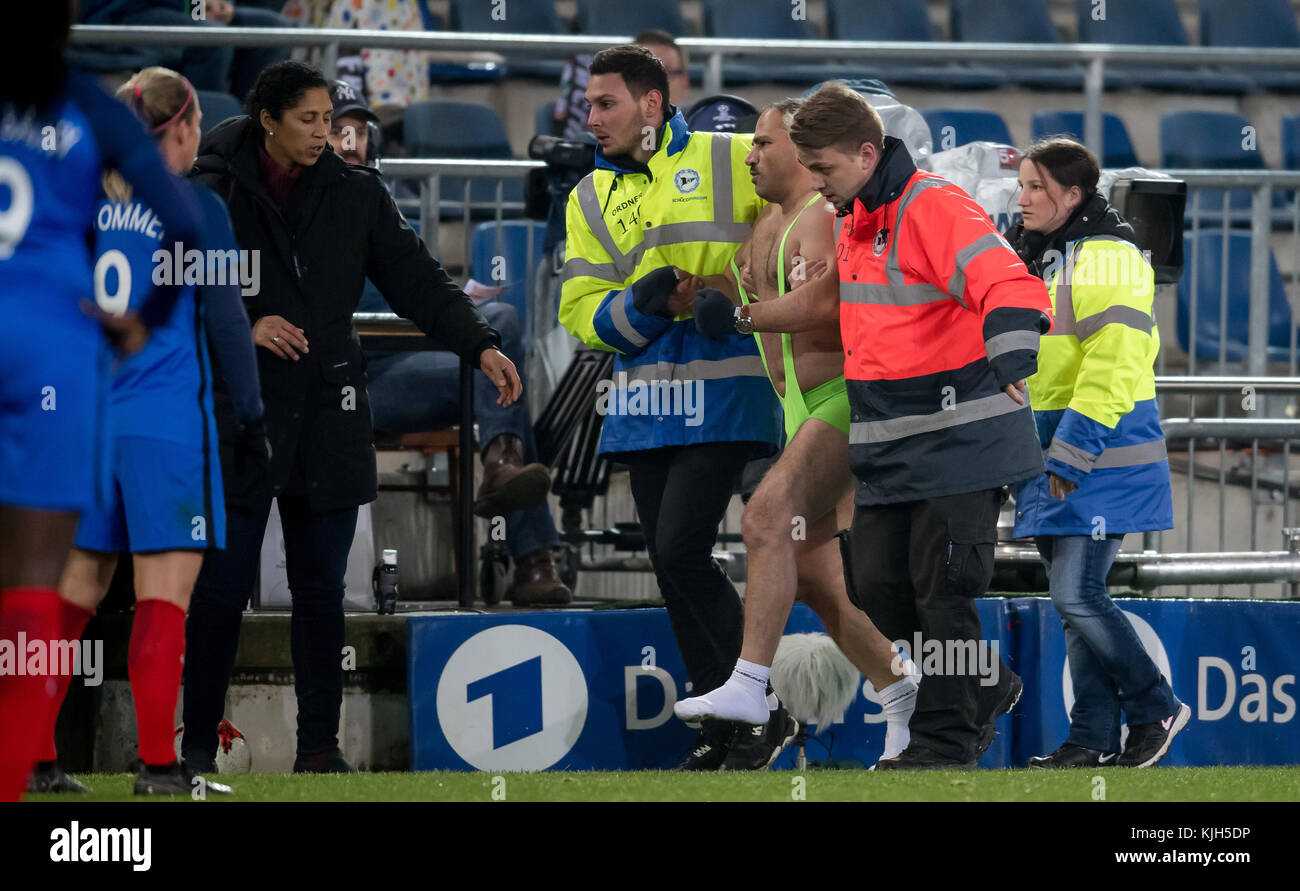 Ein fast nackter Flitzer ist auf den Pitch gelaufen und verletzt sich ...