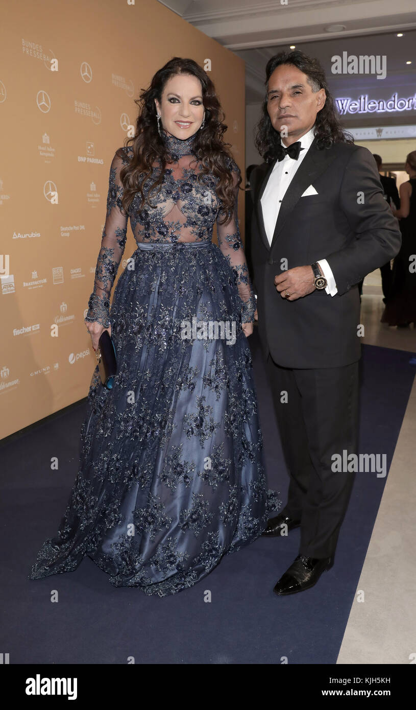 Christine Neubauer And Jose Campos Stockfotos und -bilder Kaufen - Seite 2 - Alamy