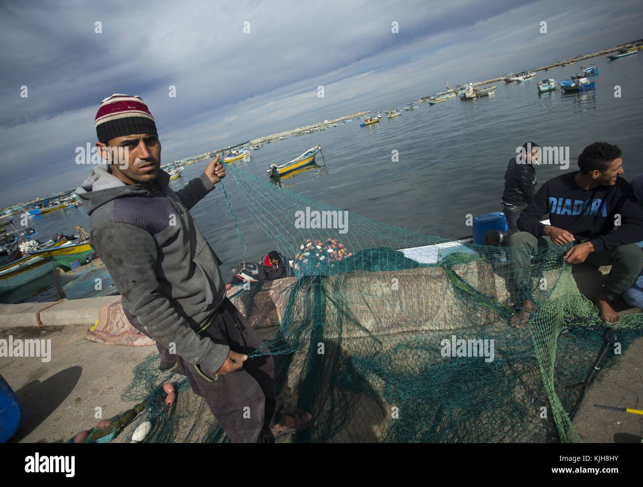 Gaza, Gaza, Palästina. 25 Nov, 2017. palästinensische Fischer ihre ...