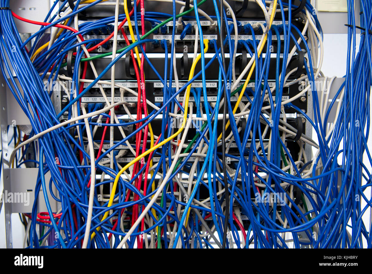 Ein Computer netzwerk server Gehäuse mit einem Durcheinander von ...