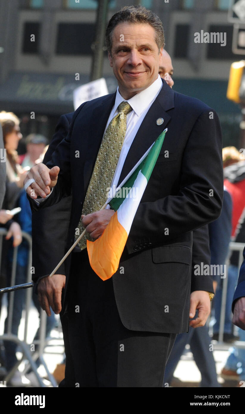 NEW YORK, NY - MÄRZ 17: Andrew Cuomo marschiert am 17. März 2016 in New ...