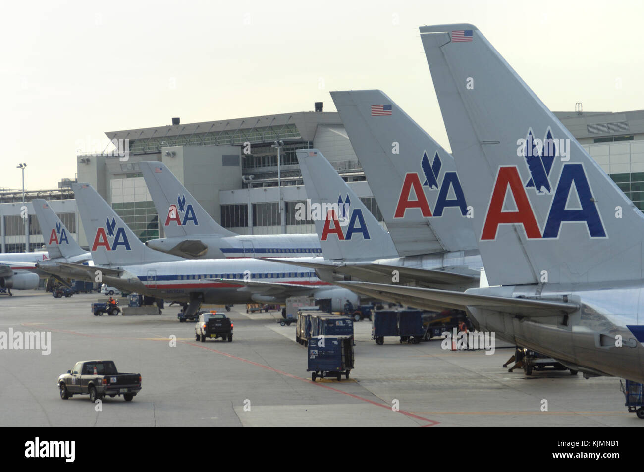 Tails von American Airlines Boeing 737-800, Airbus A757-200 s und 300 ...