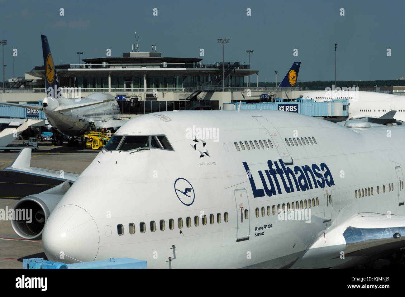 Lufthansa Boeing 747-400 am Terminal mit Star Alliance Logo geparkt ...