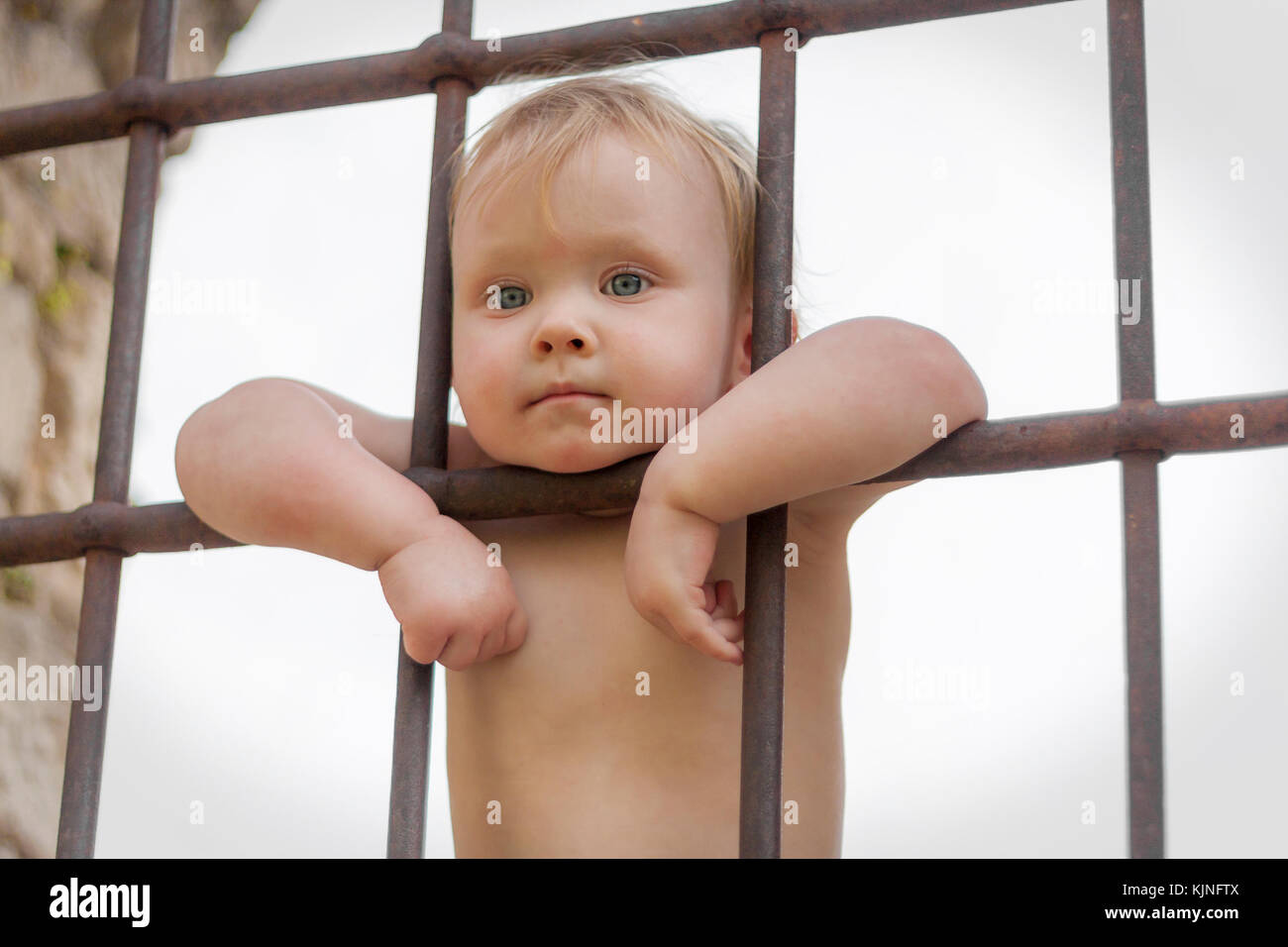Kind hinter gittern -Fotos und -Bildmaterial in hoher Auflösung – Alamy