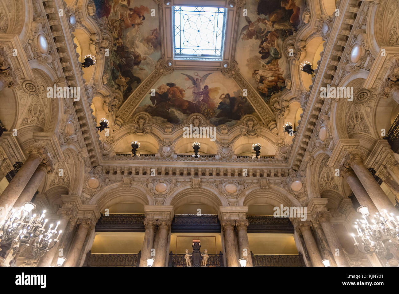 Die Decke der großen Treppe des Palais Garnier (Oper) in Paris ...