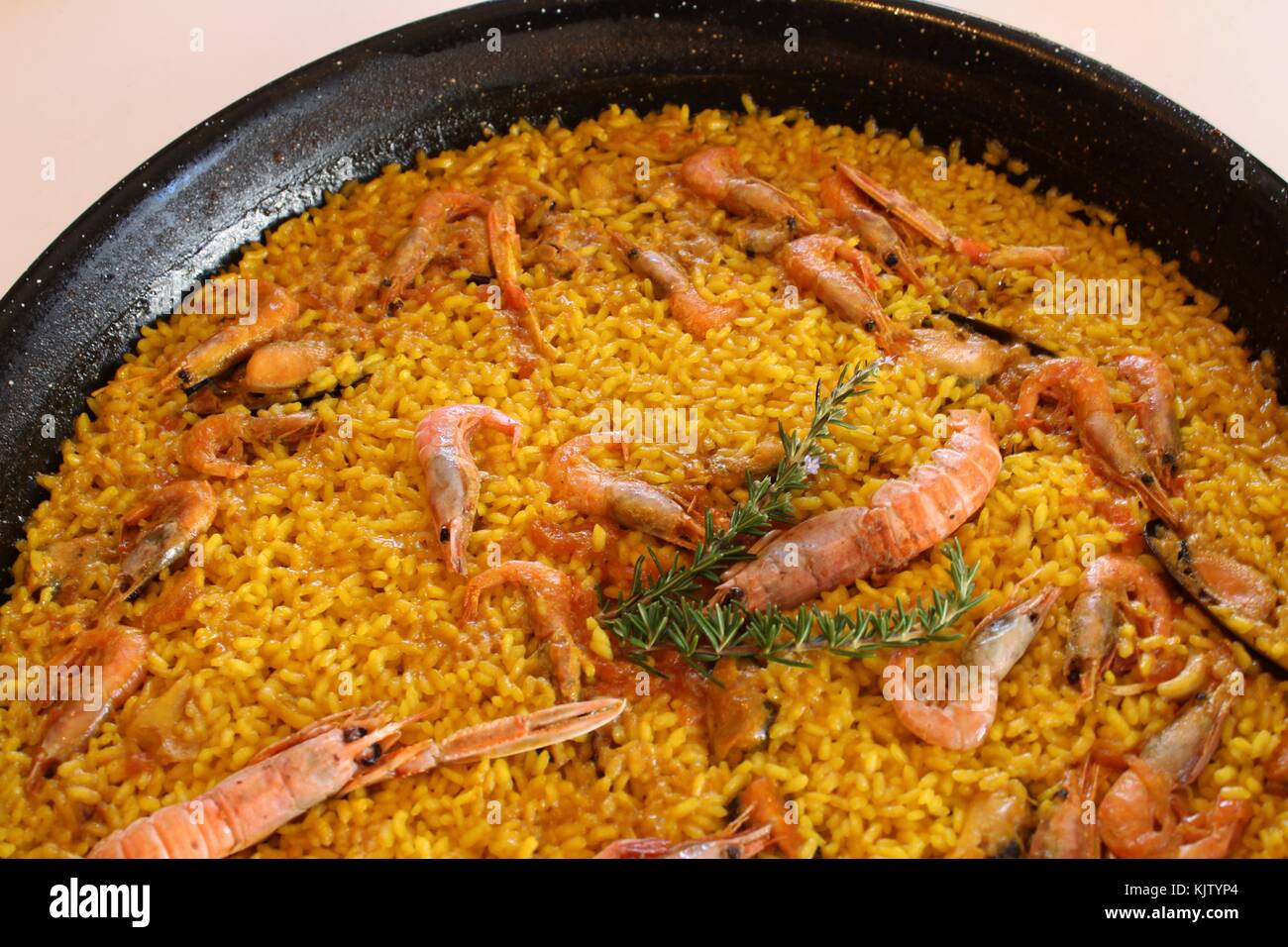 Typisch spanische Paella Stockfotografie - Alamy