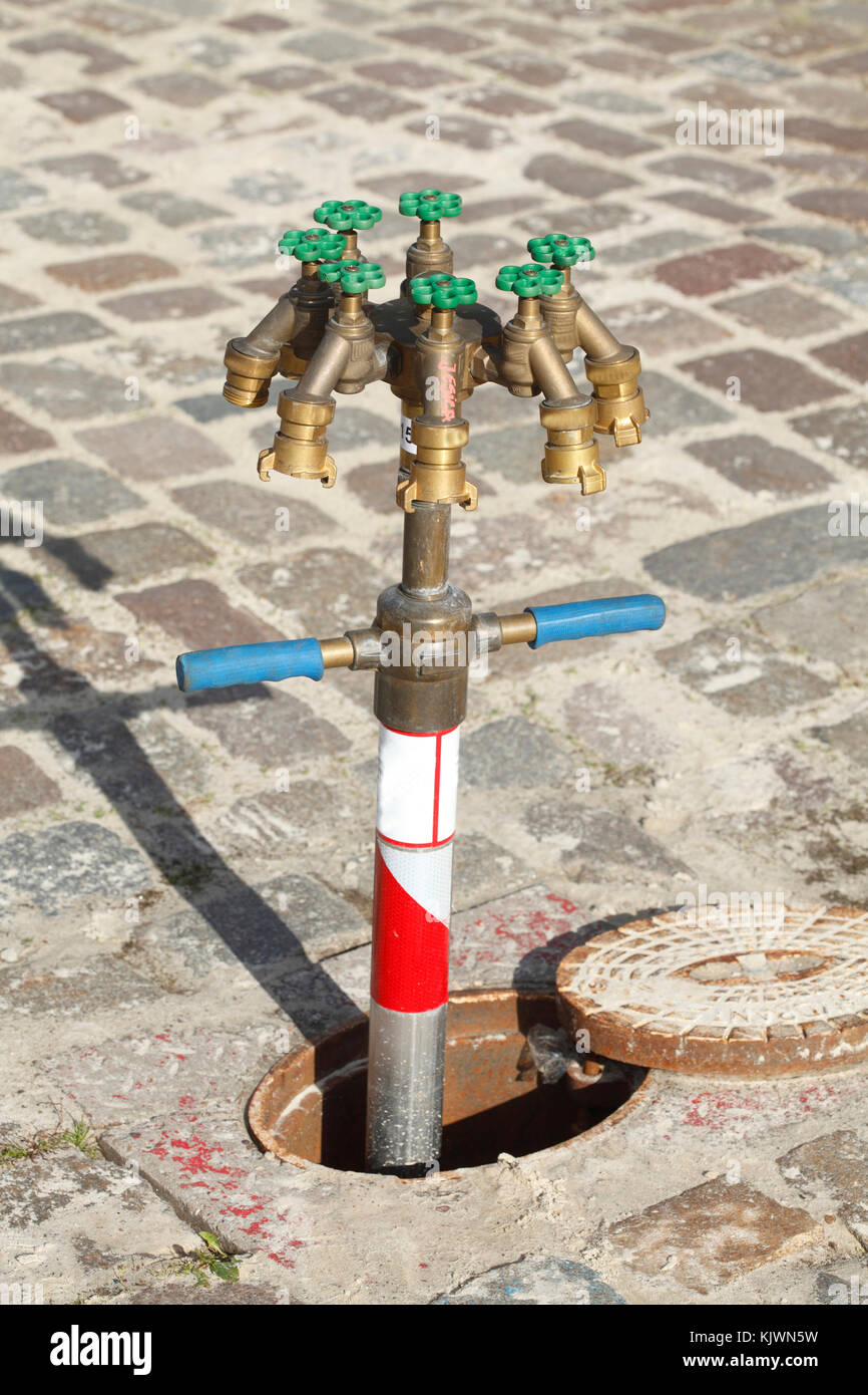 Standrohr mit Wasserhähnen an einem Hydranten Stockfotografie - Alamy