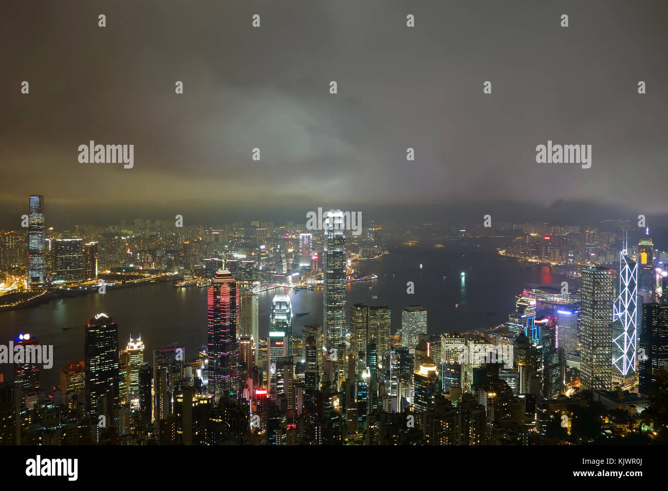 Hong Kong Skyline Panorama bei Nacht mit Victoria Hafen und die Wolkenkratzer Stockfotografie ...