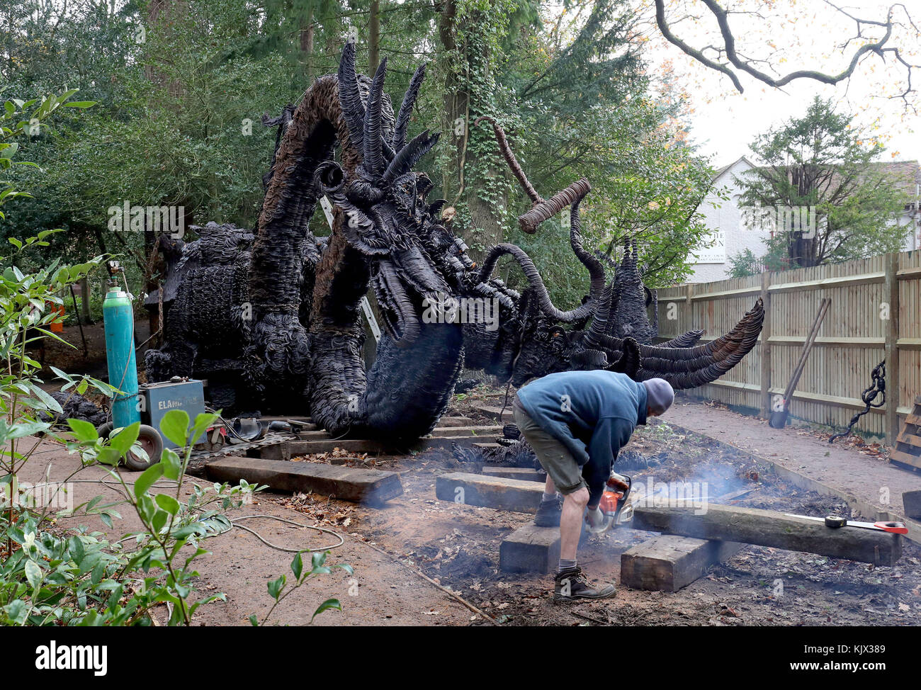 000 hufeisen im skulpturenpark in farnham -Fotos und -Bildmaterial in ...