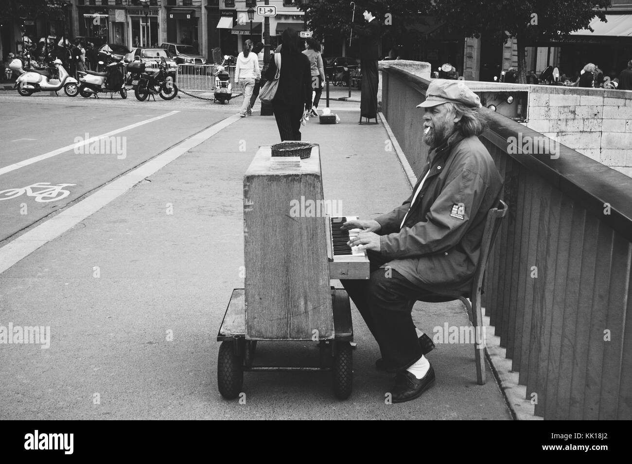 Musiker mit mobilen Klavier unterhält Touristen auf der Pont Saint ...