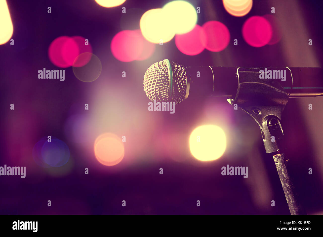 Live musik Hintergrund. Mikrofon und Bühne leuchtet Stockfotografie - Alamy