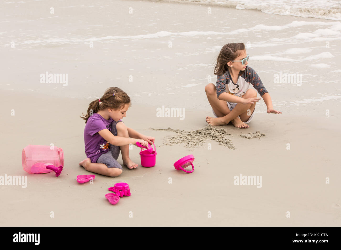 Mädchen waten im wasser am strand -Fotos und -Bildmaterial in hoher ...