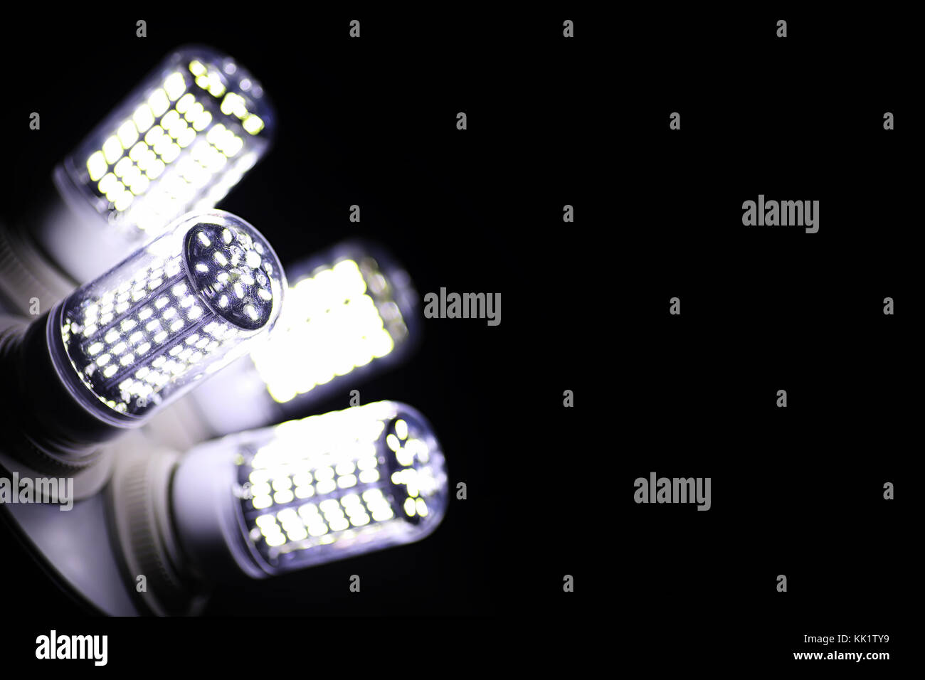 LED-Elemente in der Lampe. Lampen mit Leuchtdioden. Viele helle Lichter ...