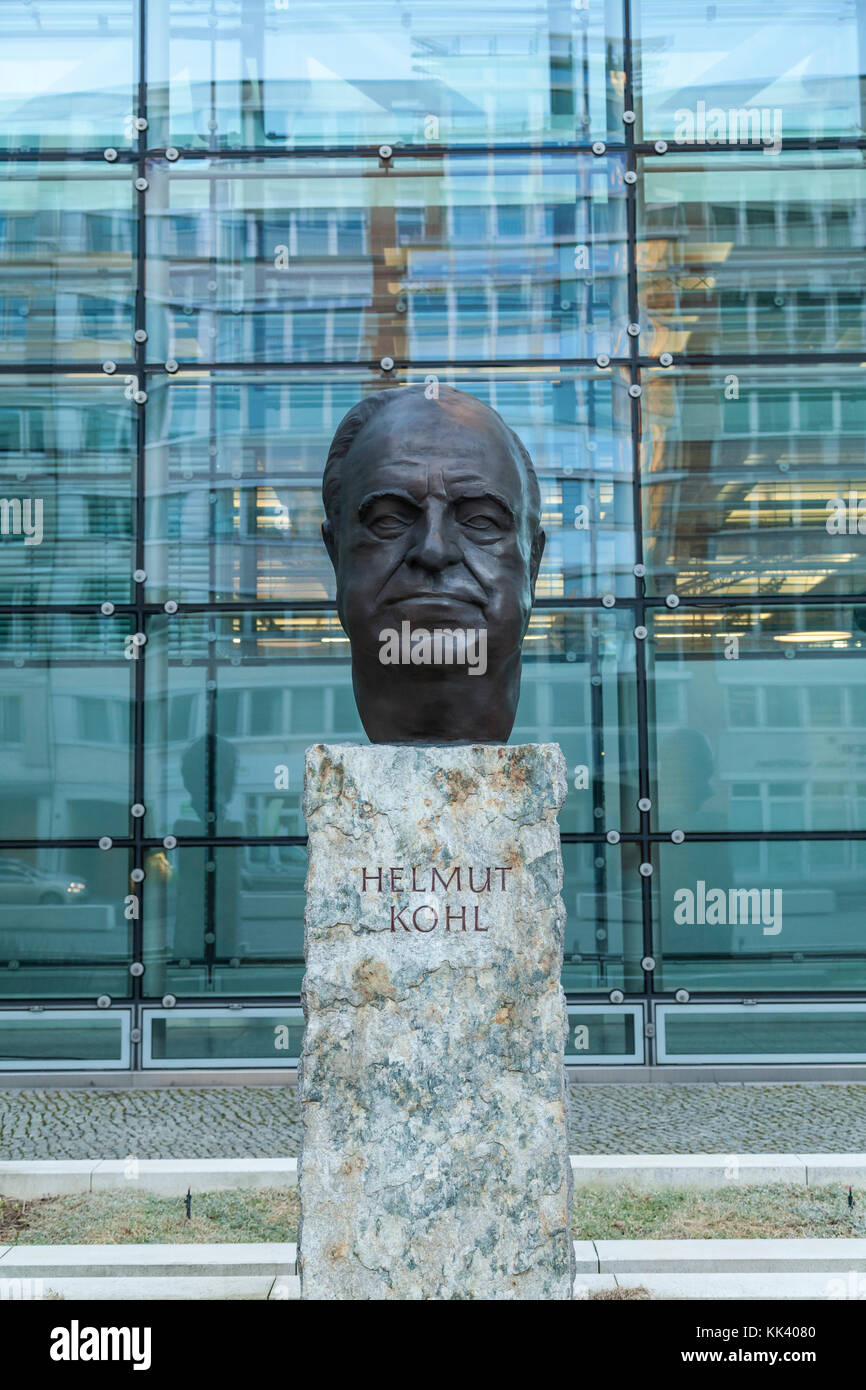 Axel springer gebäude -Fotos und -Bildmaterial in hoher Auflösung – Alamy