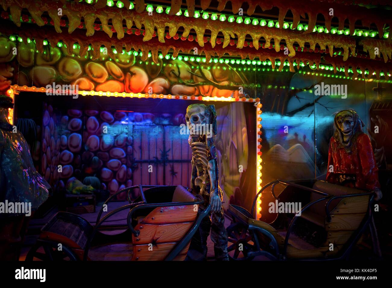 Fun fair ghost train -Fotos und -Bildmaterial in hoher Auflösung – Alamy