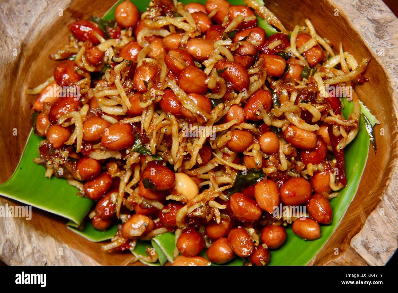 Sambal kacang Teri. gebratene Erdnüsse und Sardellen in süßen und ...