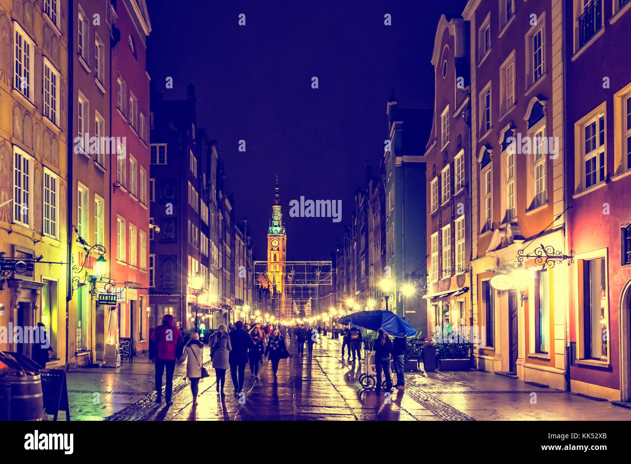 Die Menschen gehen entlang der langen Straße (Dluga) in der Danziger Altstadt, Polen ...