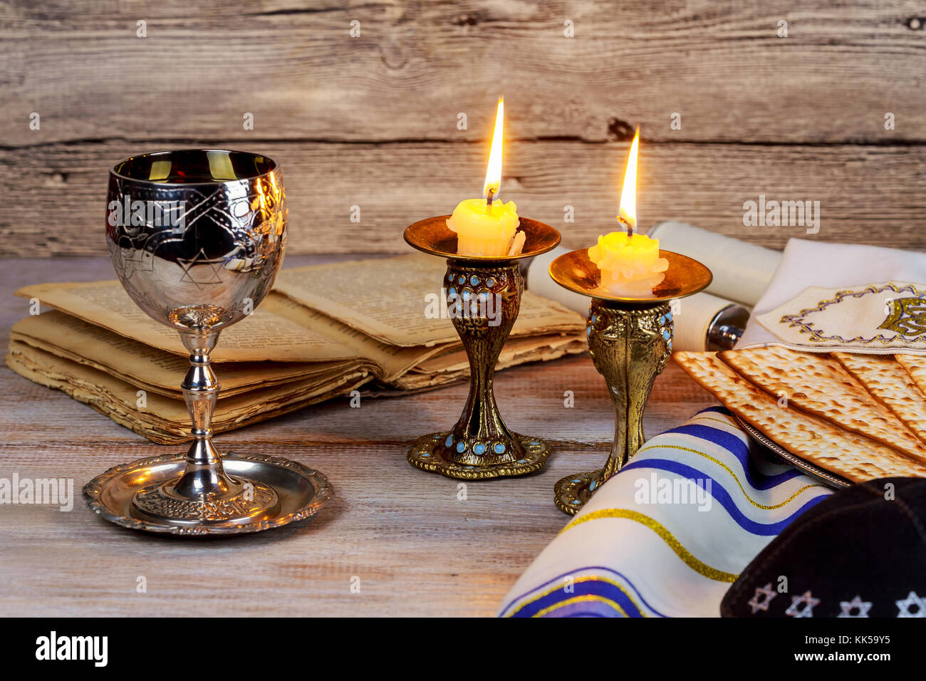 Schabbat Schalom - traditionelle jüdische Sabbat Mazze und Wein. Ritual ...