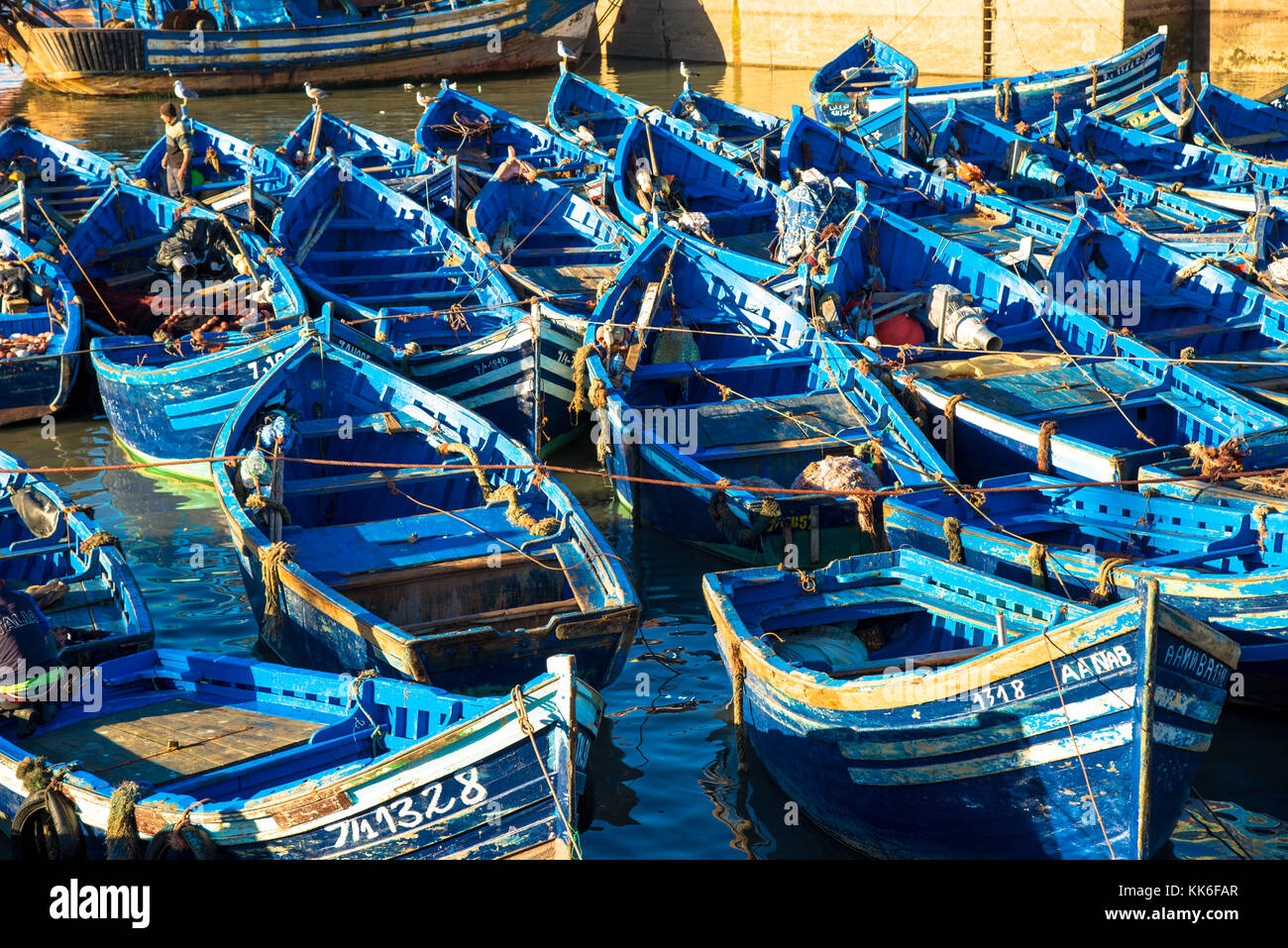 Berühmte blaue hölzerne Boote im Hafen von Essaouira, Marokko ...