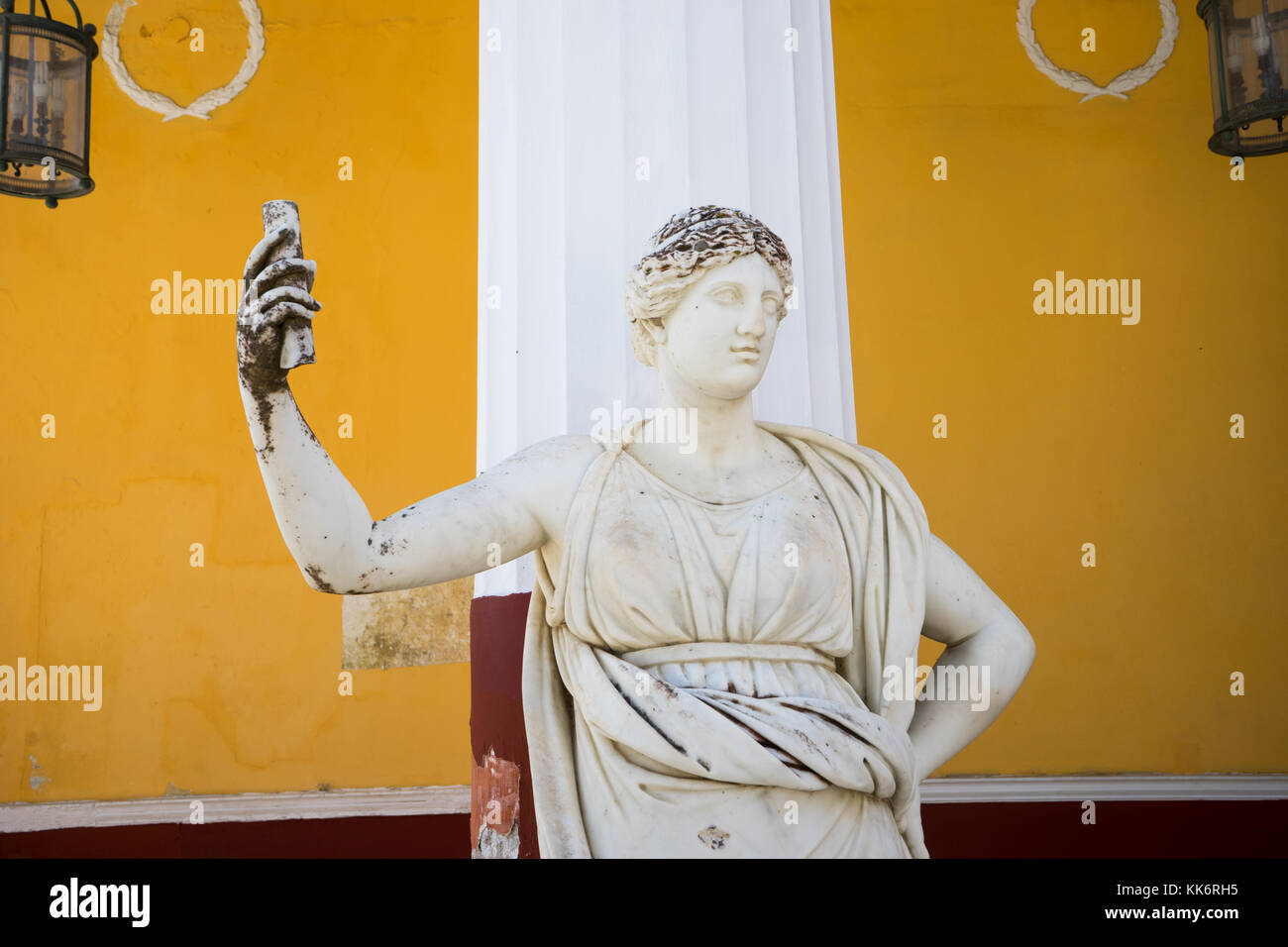 Statue einer Muse in Achillion Palace auf der Insel Korfu Griechenland ...