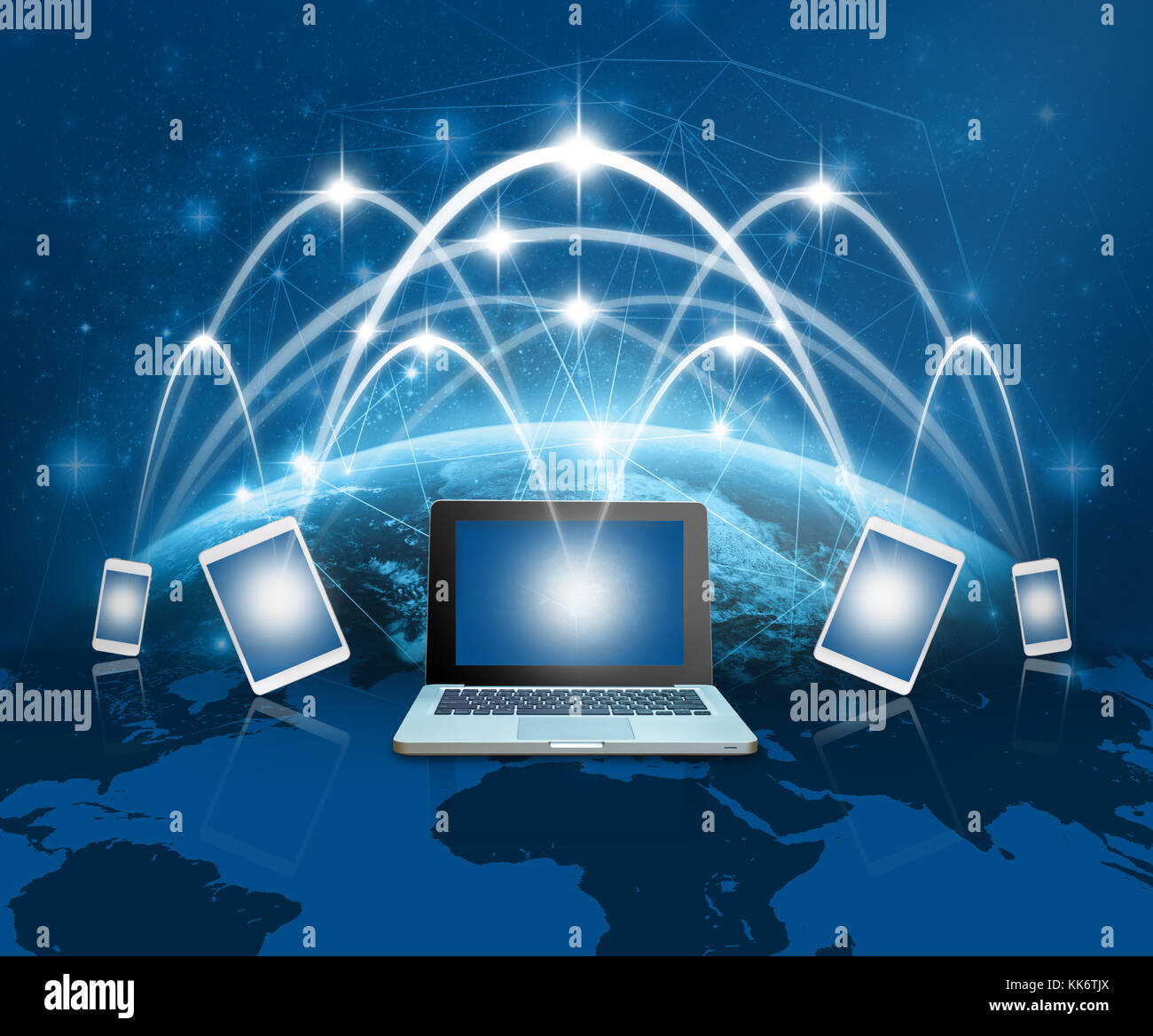 Laptops, Tablet und Smart Handy vor Kugel Blau über Erde und Weltkarte ...