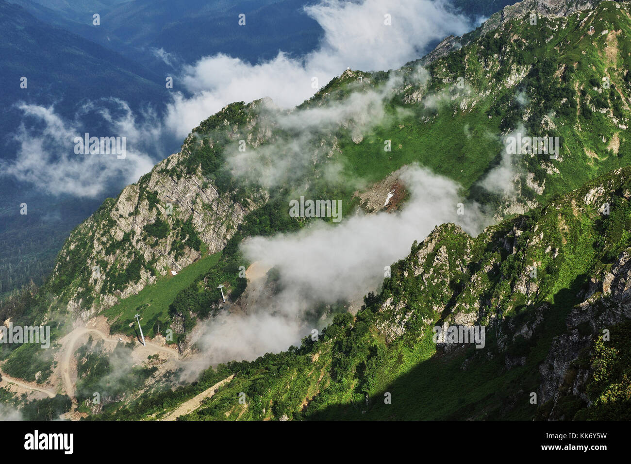 Panorama von Sotschi in der Krasnaja Poljana. Es gibt Berge, Wolken ...