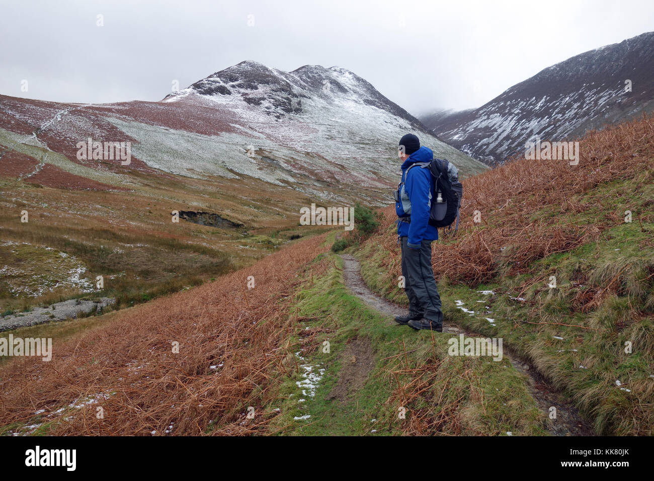 Einsame männliche Fellwaker auf einen Fußweg im Rigg Beck Valley suchen ...