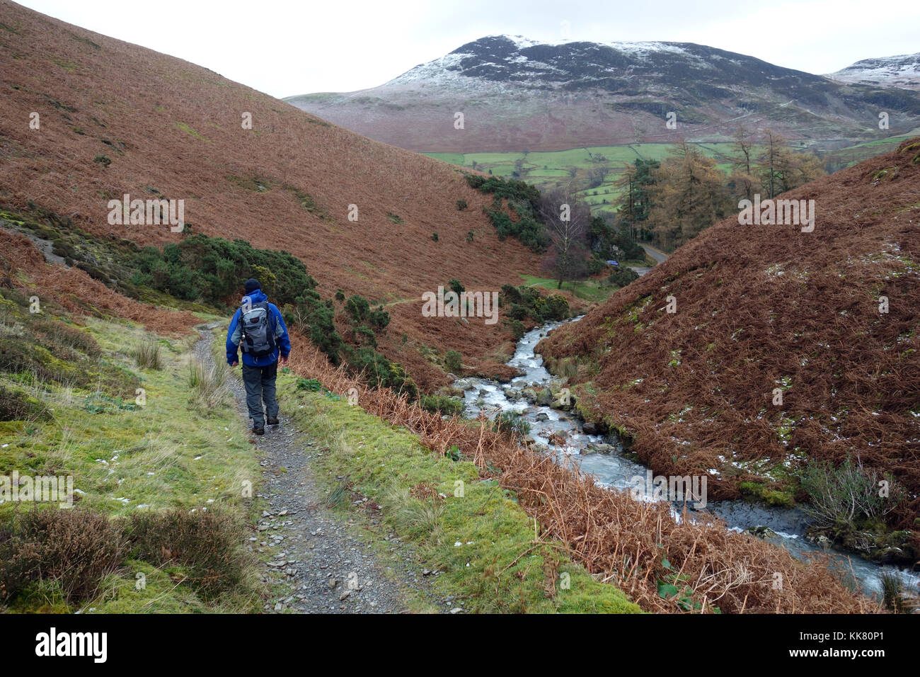 Ein einsamer Mann fellwaker auf einen Fußweg im rigg Beck Tal und die ...
