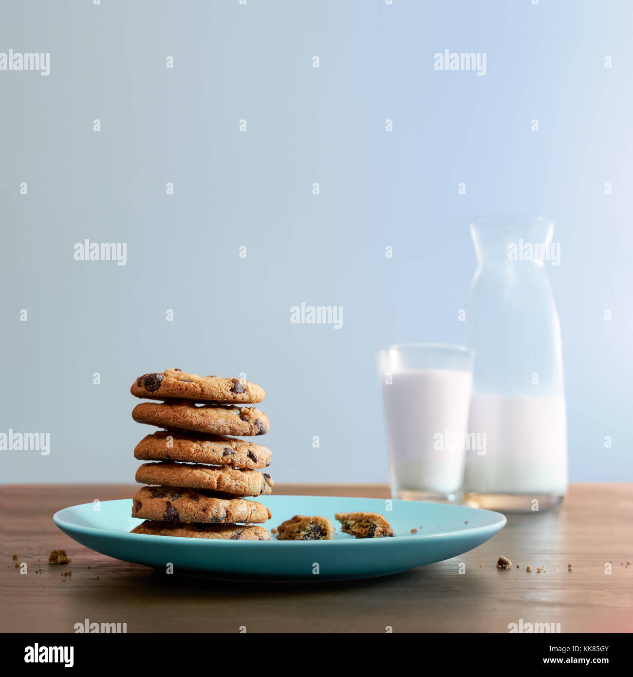 Warmen Chocolate Chip Cookies auf einer Platte mit einem Glas kalter ... Warmen Chocolate Chip Cookies auf einer Platte mit einem Glas kalter ...