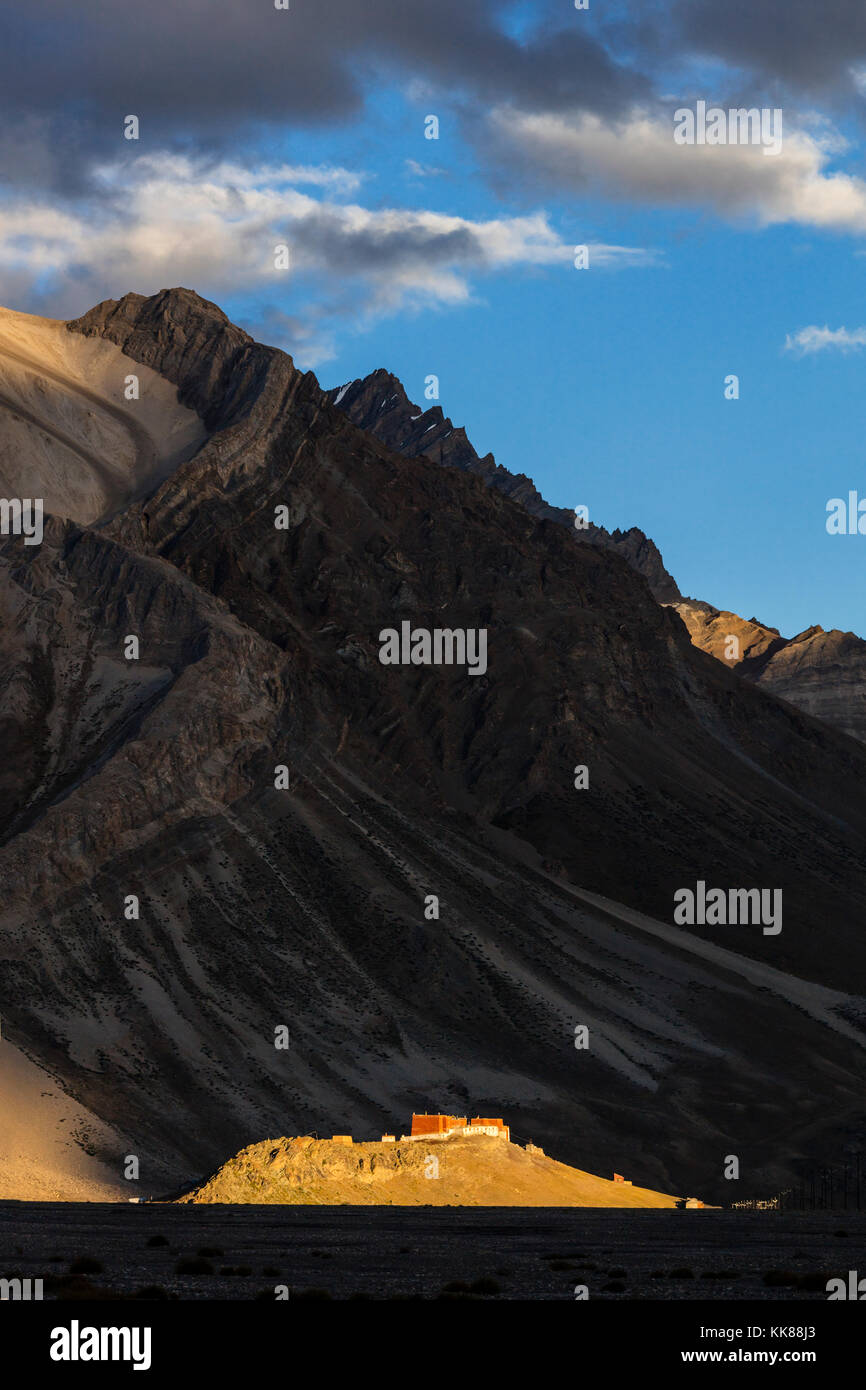 DAS KLOSTER RANGDUM befindet sich unterhalb der Gipfel des Himalaja im ...