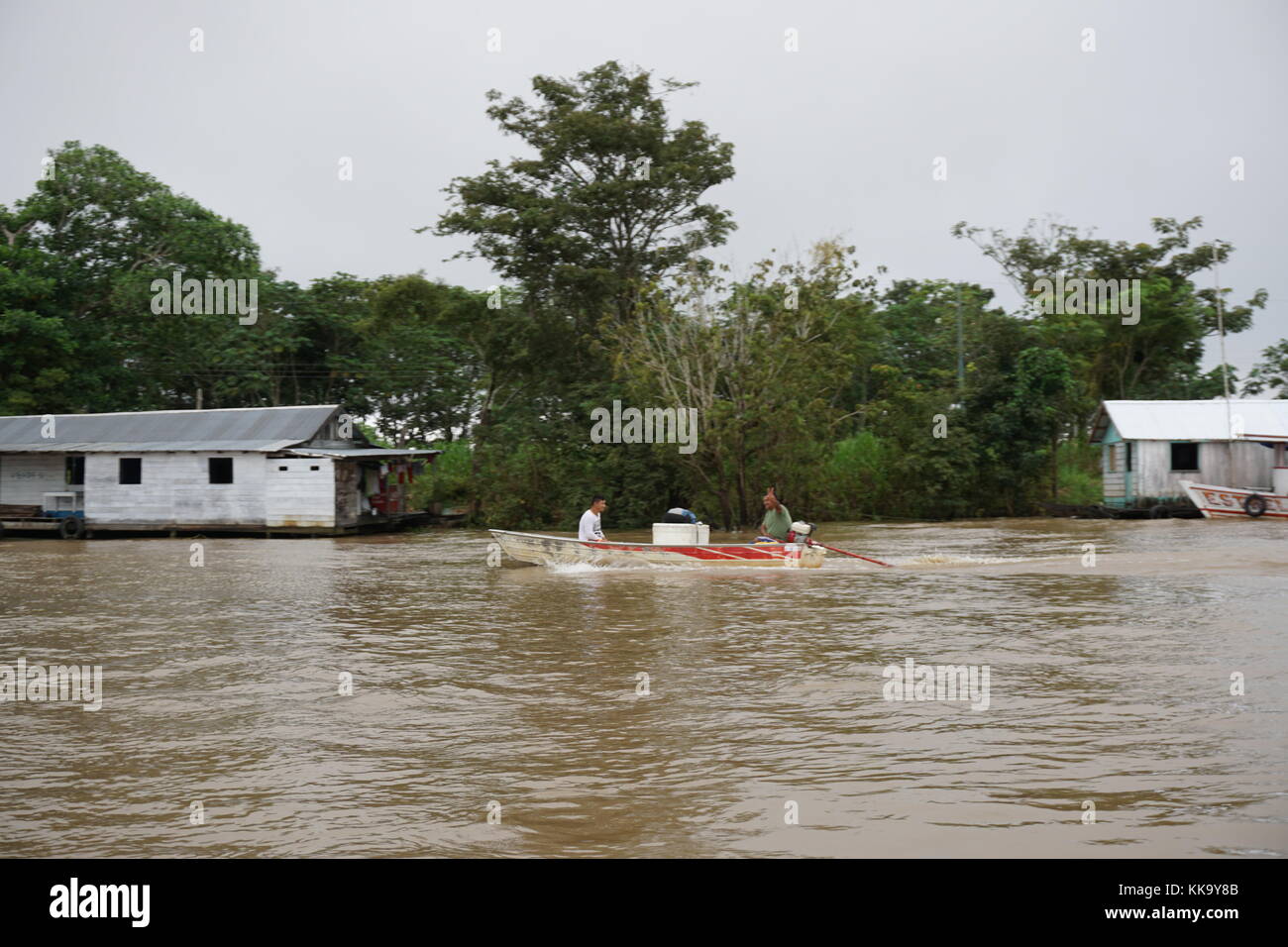 Traditionelles Amazonas-Regenwaldhaus, schwimmendes Haus, Amazonas ...