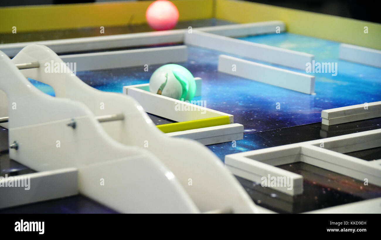 Roboterkugel auf der Schiene. Kugelroboter bewegt sich im Labyrinth ...