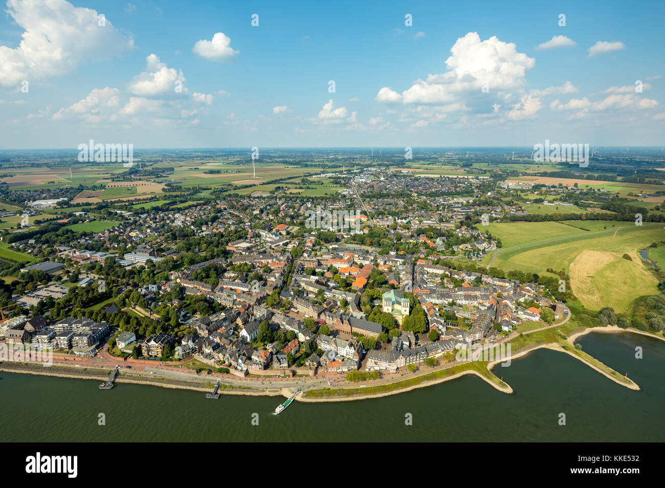 Innenstadt von Rees St. mit der Mariä Himmelfahrt Stadtkirche ...