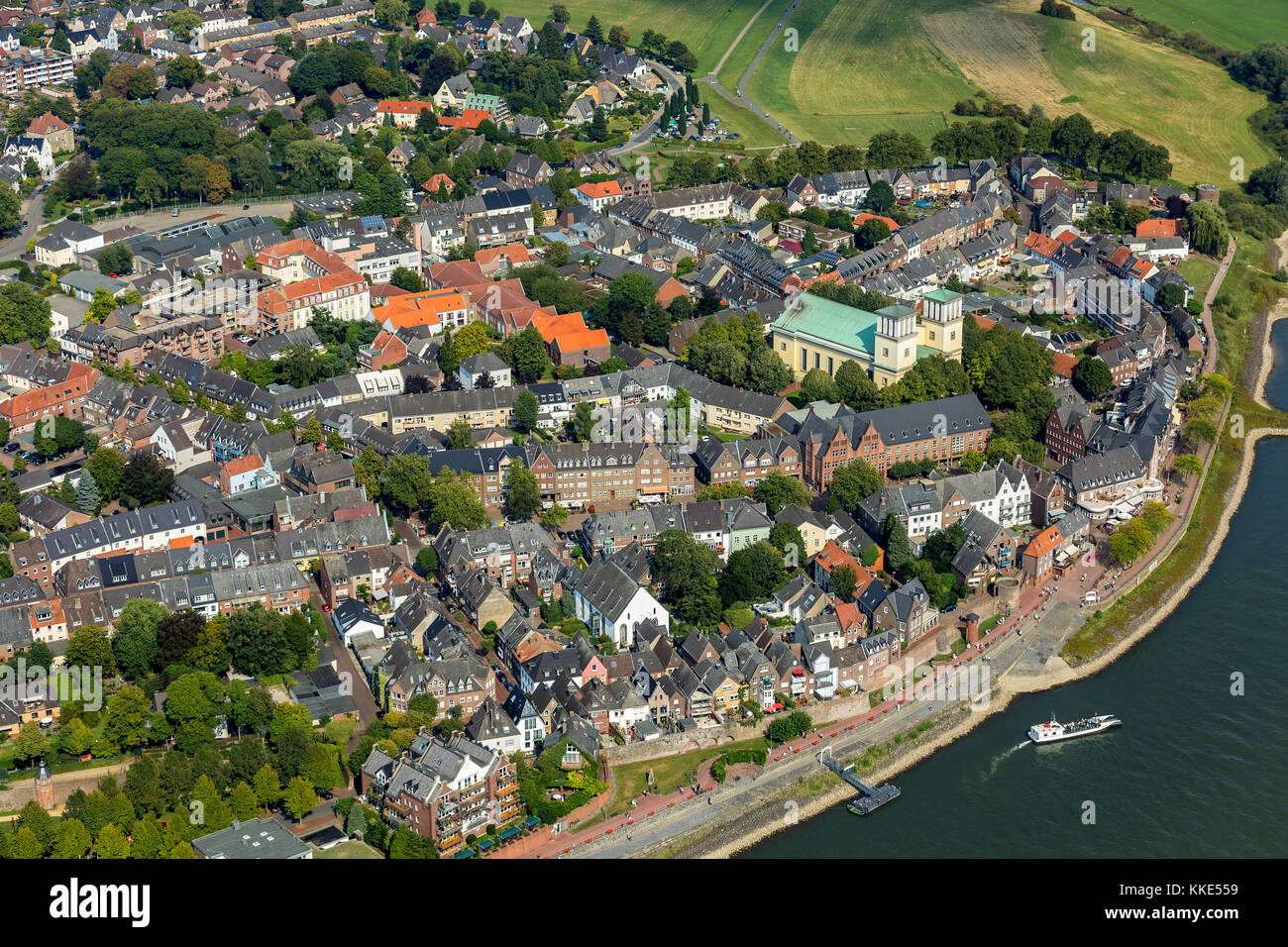 Innenstadt von Rees St. mit der Mariä Himmelfahrt Stadtkirche ...