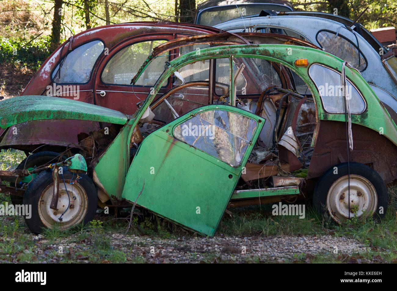 Citroen 2cv Autos in der Garage, Hof, Cazalz, Frankreich ...
