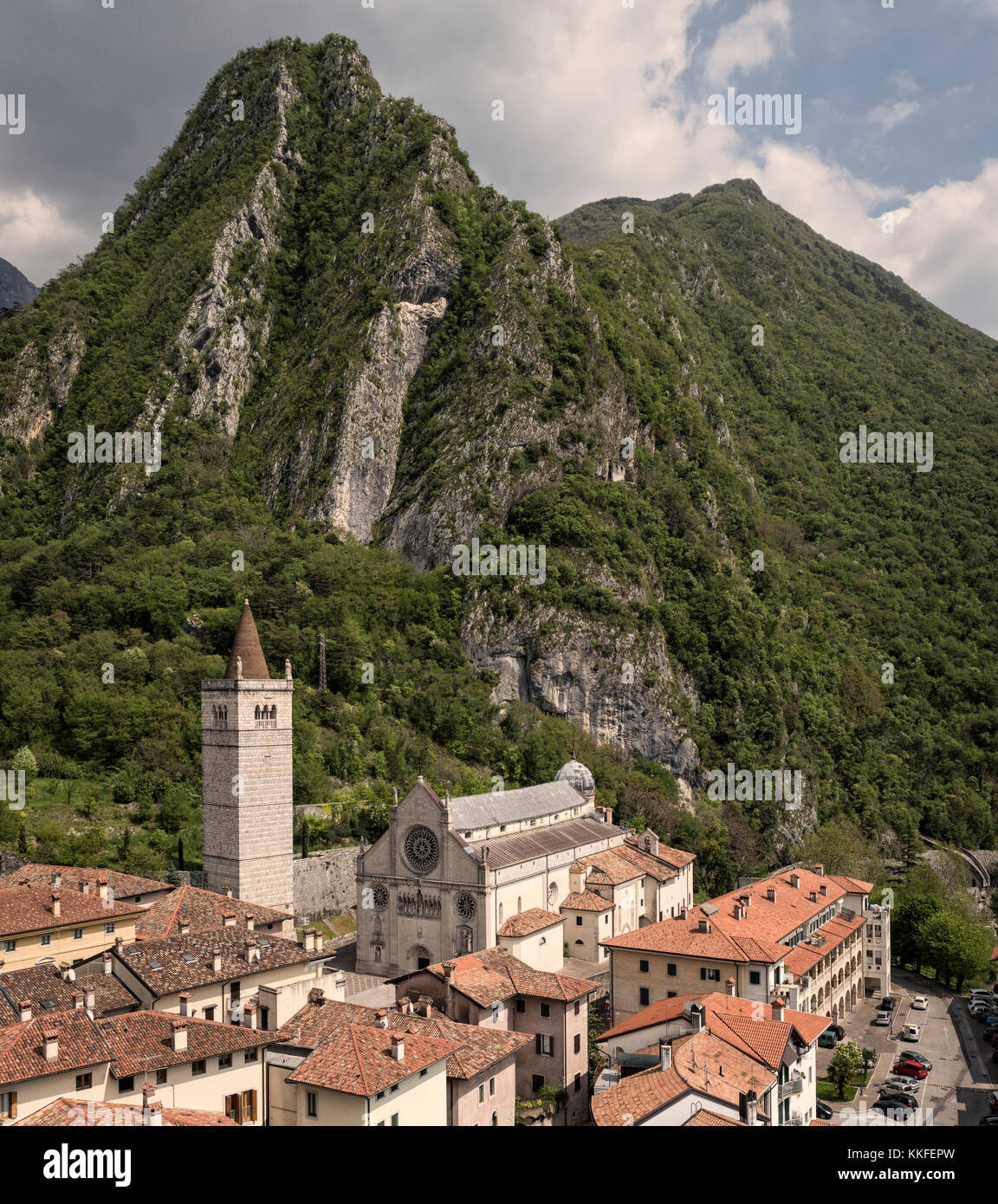 GEMONA DEL FRIULI, Italien, 21. APRIL 2016: Blick auf die Kathedrale ...
