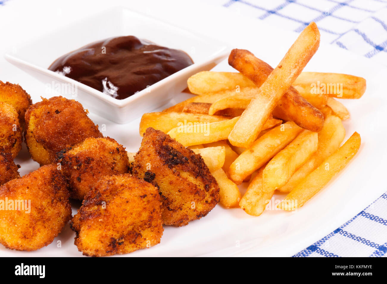 Pommes frites und Chicken Kugeln Stockfotografie - Alamy