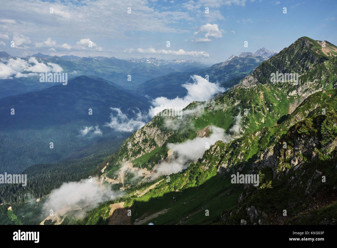 Panorama von Sotschi in der Krasnaja Poljana. Es gibt Berge, Wolken ...